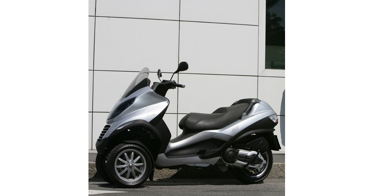 Piaggio MP3 im Test: 2,1 gut | Erster Hybridroller auf drei Rädern